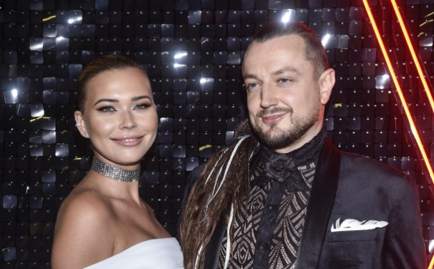 Baron w garniturze, Sandra Kubicka w bieli. Muzyk potwierdza ...