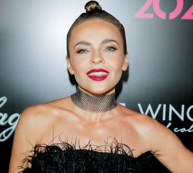 Czerwone usta i głęboki sznurowany dekolt. Edyta Herbuś zniewala ...