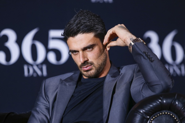 Seksowny aktor z "365 dni" został piosenkarzem. W pierwszym klipie ...