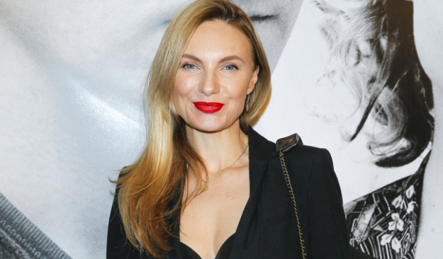 Sylwia Gliwa w stroju z głębokim dekoltem. Gwiazda "Na Wspólnej ...